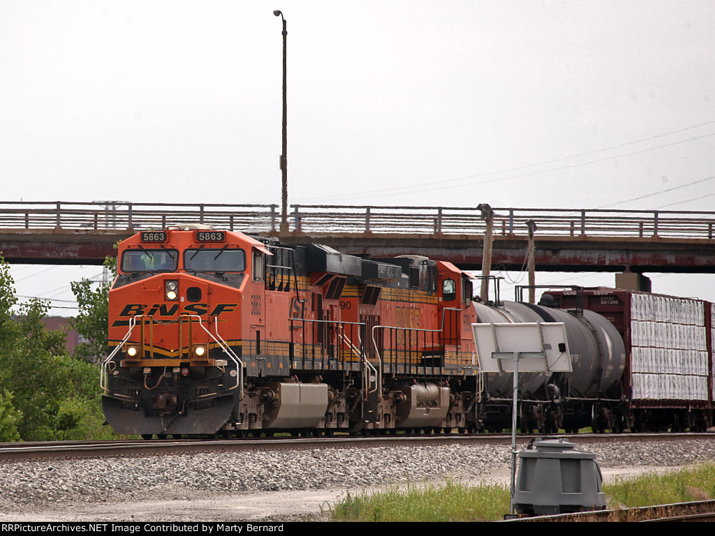 BNSF 5863 About at Grand Ave.